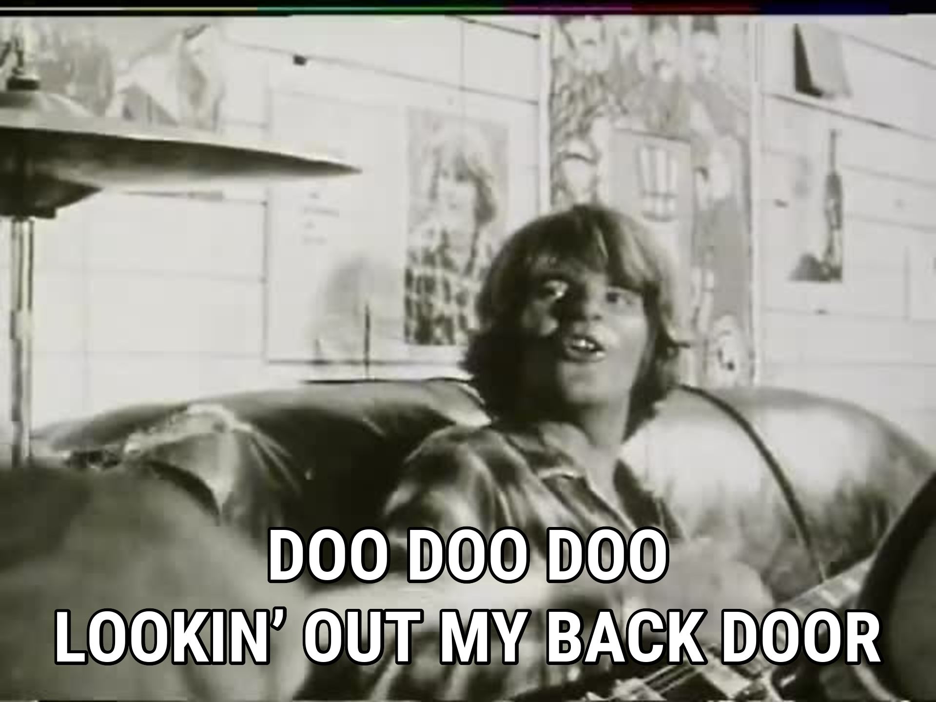 Lookin' Out My Back Door - Buck Owens Testo della canzone