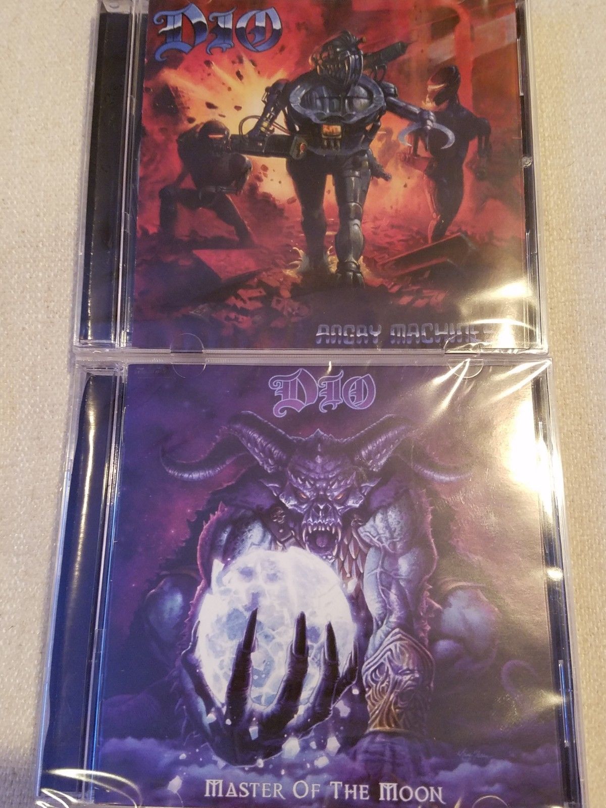 Master Of The Moon Feat Dio - Testo della canzone