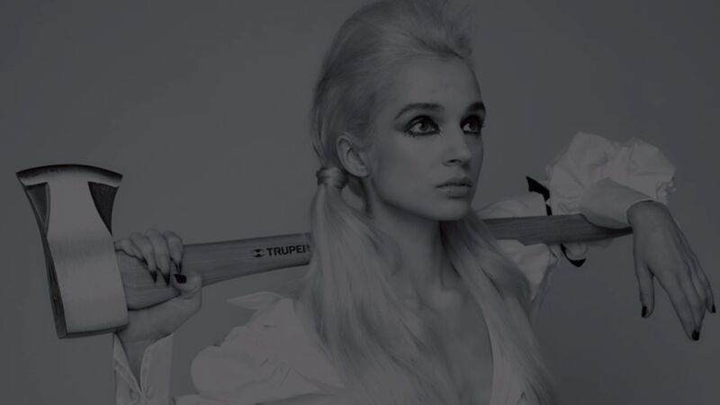 Sit / Stay - Poppy Testo della canzone